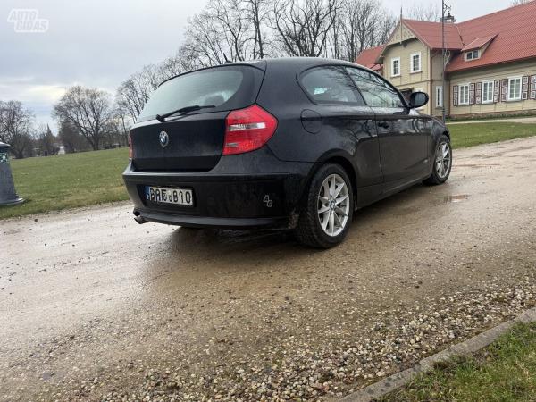 Black BMW 116 2010 in Vilnius, with an engine capacity of 2.00 L and mileage of 392 thousand km for 2500 €, photo 3 on AUTOMOTO.COM.LV