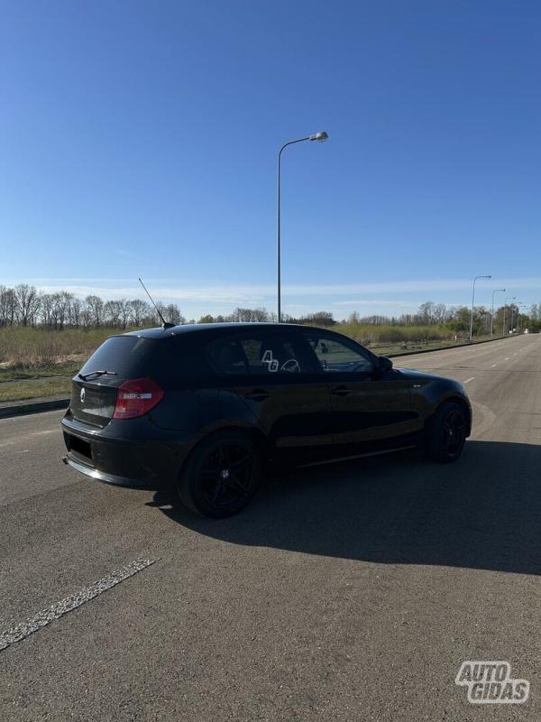 Melns BMW 116 2010 Viļņa, ar dzinēja tilpumu 2.00 L un nobraukumu 320 tūkst. km par 3350 €, foto 2 vietnē AUTOMOTO.COM.LV