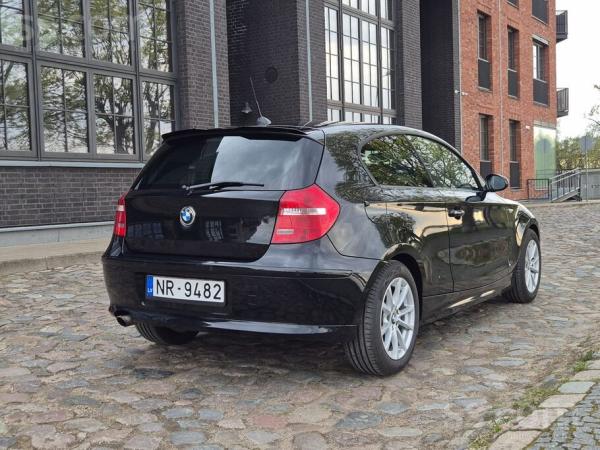 Black BMW 116 2010 in Riga, with an engine capacity of 2.00 L and mileage of 273 thousand km for 3500 €, photo 6 on AUTOMOTO.COM.LV