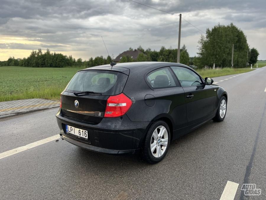 Black BMW 116 2010 in Klaipeda, with an engine capacity of 2.00 L and mileage of 308 thousand km for 2450 €, photo 4 on AUTOMOTO.COM.LV