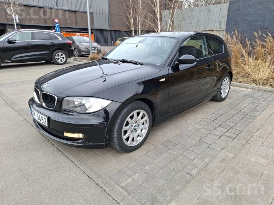 Black BMW 116 2010 in Riga, with an engine capacity of 2.00 L and mileage of 271 thousand km for 3500 €, photo 1 on AUTOMOTO.COM.LV