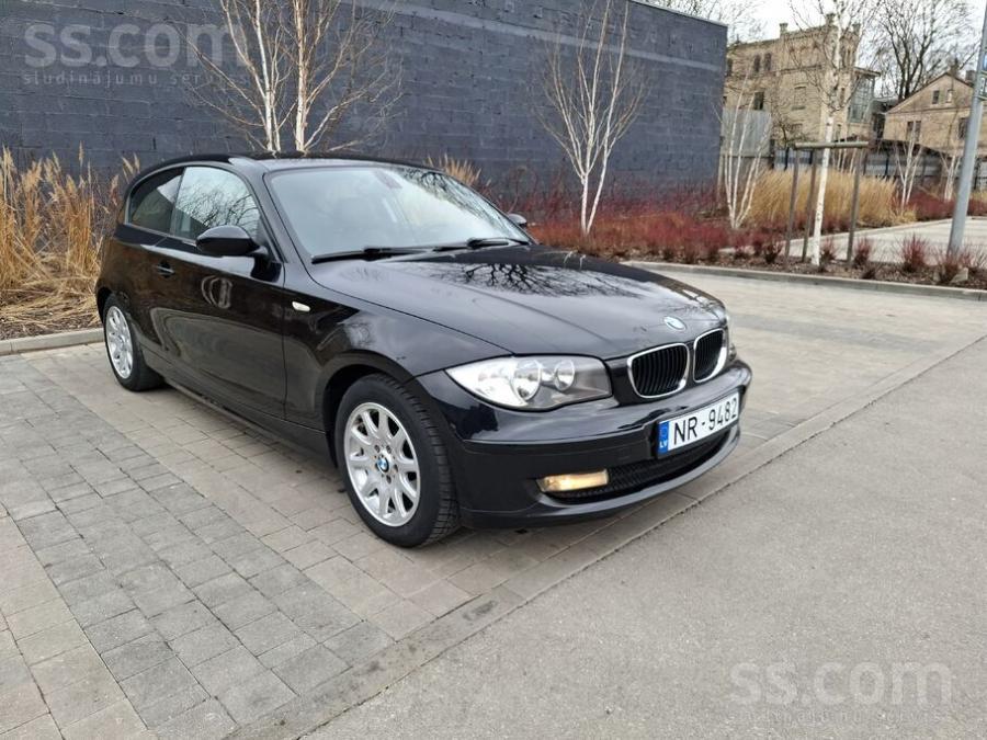 Black BMW 116 2010 in Riga, with an engine capacity of 2.00 L and mileage of 271 thousand km for 3500 €, photo 4 on AUTOMOTO.COM.LV