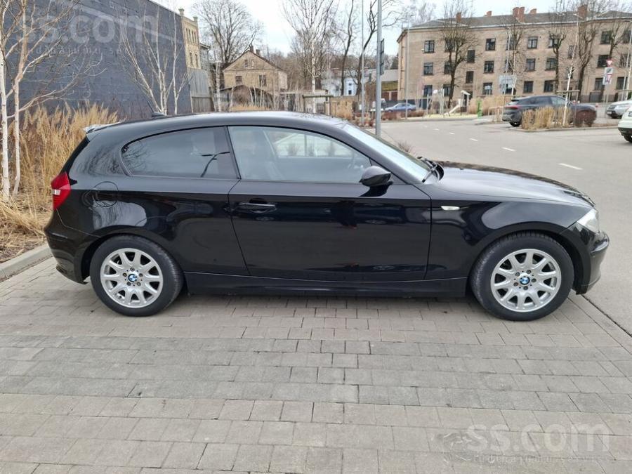 Black BMW 116 2010 in Riga, with an engine capacity of 2.00 L and mileage of 271 thousand km for 3500 €, photo 5 on AUTOMOTO.COM.LV