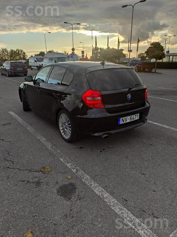 Black BMW 116 2010 in Riga, with an engine capacity of 2.00 L and mileage of 213 thousand km for 4500 €, photo 2 on AUTOMOTO.COM.LV
