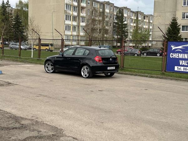 Black BMW 116 2010 in Kedainiai, with an engine capacity of 1.60 L and mileage of 277 thousand km for 2950 €, photo 9 on AUTOMOTO.COM.LV
