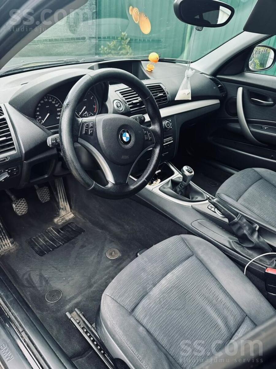 Black BMW 116 2010 in Daugavpils, with an engine capacity of 2.00 L and mileage of 290 thousand km for 3850 €, photo 3 on AUTOMOTO.COM.LV