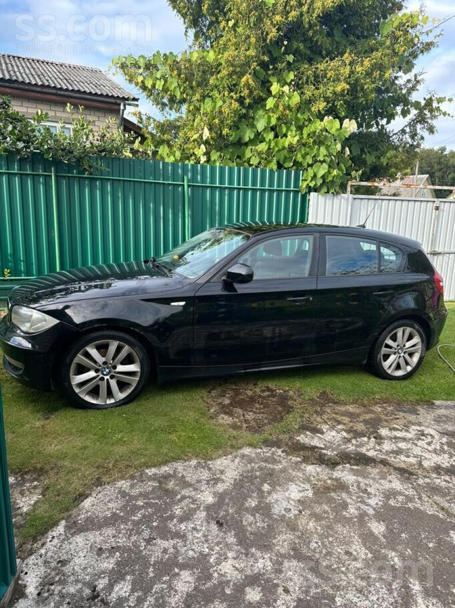Black BMW 116 2010 in Daugavpils, with an engine capacity of 2.00 L and mileage of 290 thousand km for 3850 €, photo 7 on AUTOMOTO.COM.LV