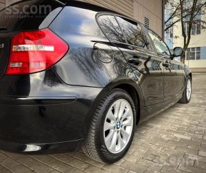 Black BMW 116 2011 in Jelgava, with an engine capacity of 2.00 L and mileage of 297 thousand km for 4150 €, photo 8 on AUTOMOTO.COM.LV