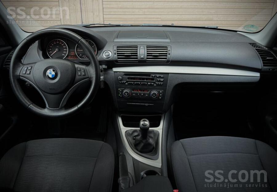Black BMW 116 2011 in Jelgava, with an engine capacity of 2.00 L and mileage of 297 thousand km for 4150 €, photo 11 on AUTOMOTO.COM.LV