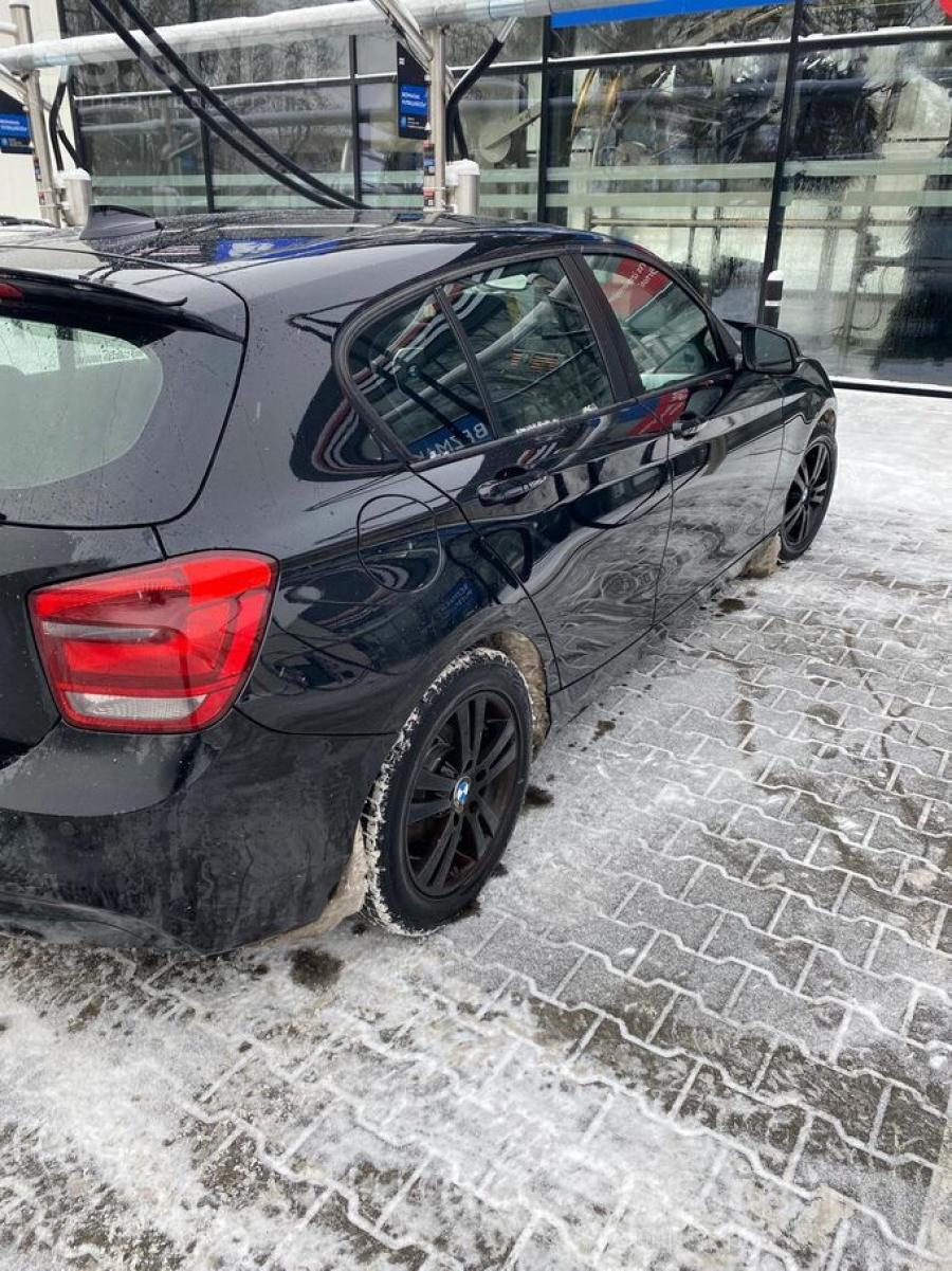 Black BMW 116 2011 in Riga, with an engine capacity of 2.00 L and mileage of 370 thousand km for 6000 €, photo 4 on AUTOMOTO.COM.LV