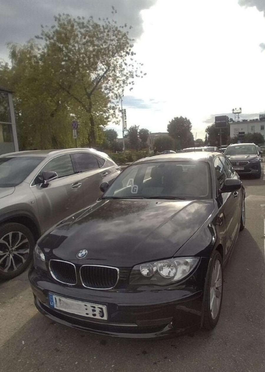 Black BMW 116 2011 in Vilnius, with an engine capacity of 2.00 L and mileage of 255 thousand km for 3277 €, photo 3 on AUTOMOTO.COM.LV