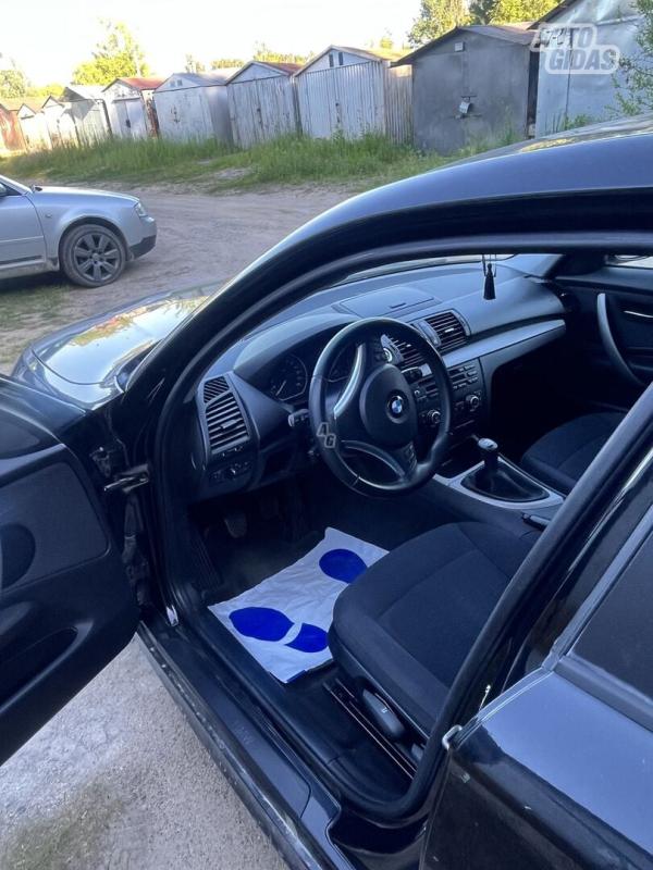 Black BMW 116 2011 in Siauliai, with an engine capacity of 2.00 L and mileage of 295 thousand km for 3500 €, photo 9 on AUTOMOTO.COM.LV