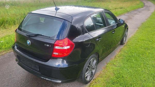 Black BMW 116 2011 in Ignalina, with an engine capacity of 1.60 L and mileage of 180 thousand km for 3299 €, photo 3 on AUTOMOTO.COM.LV