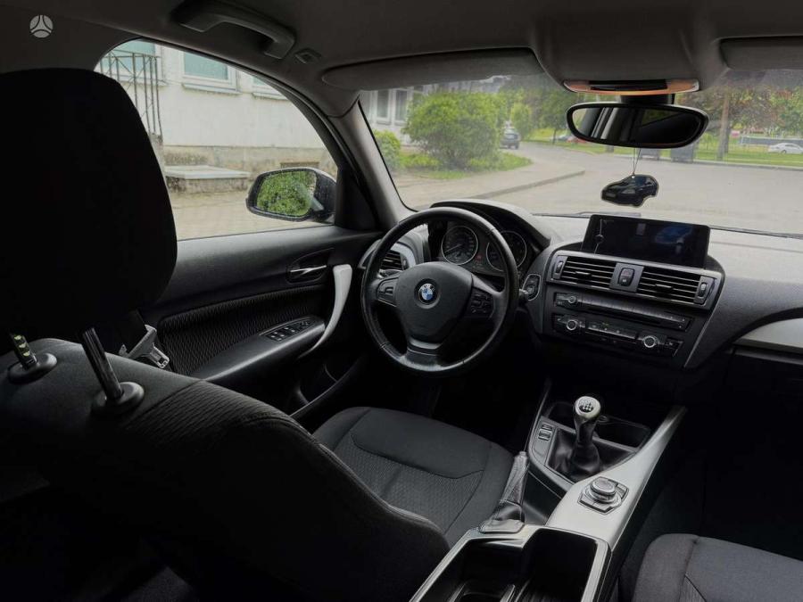 Black BMW 116 2011 in Jonava, with an engine capacity of 2.00 L and mileage of 300 thousand km for 3900 €, photo 10 on AUTOMOTO.COM.LV