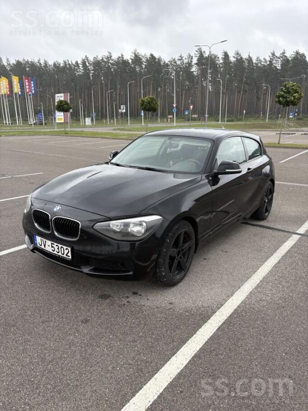 Black BMW 116 2012 in Riga, with an engine capacity of 1.60 L and mileage of 163 thousand km for 4700 €, photo 2 on AUTOMOTO.COM.LV