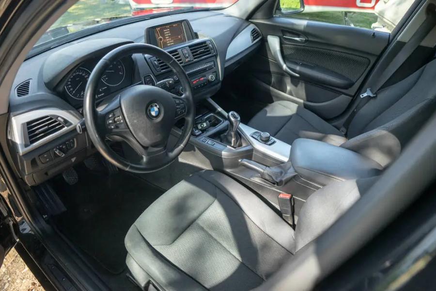 Black BMW 116 2012 in Grobiņa, with an engine capacity of 1.60 L and mileage of 307 thousand km for 5900 €, photo 9 on AUTOMOTO.COM.LV