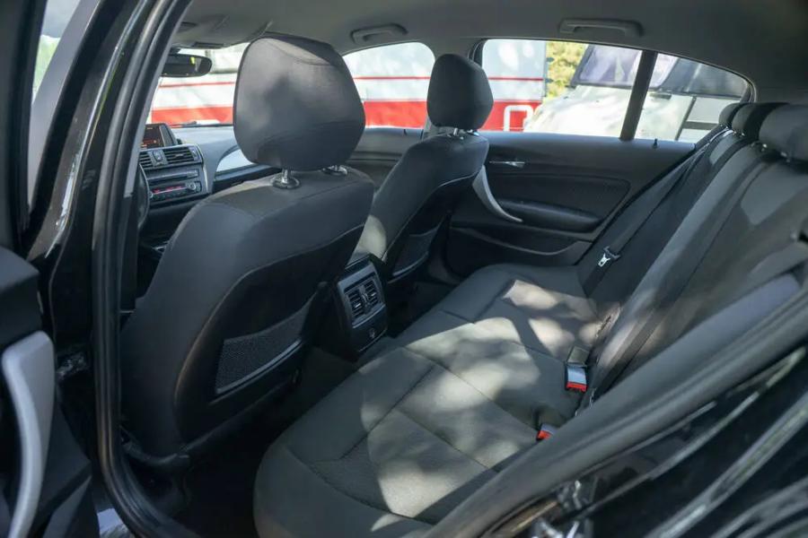 Black BMW 116 2012 in Grobiņa, with an engine capacity of 1.60 L and mileage of 307 thousand km for 5900 €, photo 10 on AUTOMOTO.COM.LV
