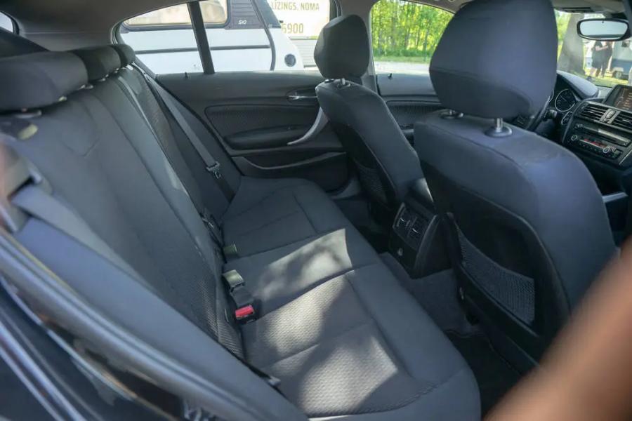 Black BMW 116 2012 in Grobiņa, with an engine capacity of 1.60 L and mileage of 307 thousand km for 5900 €, photo 11 on AUTOMOTO.COM.LV