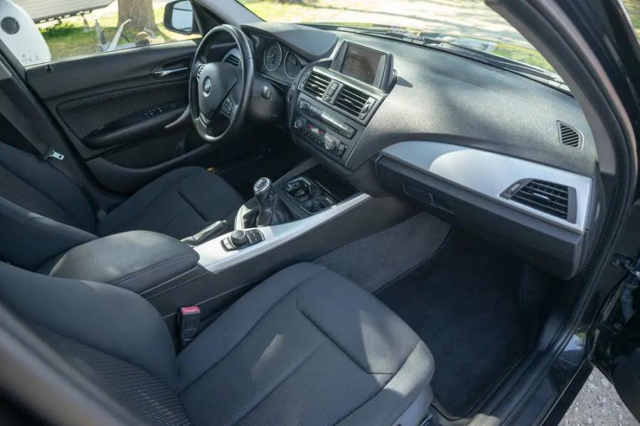 Black BMW 116 2012 in Grobiņa, with an engine capacity of 1.60 L and mileage of 307 thousand km for 5900 €, photo 12 on AUTOMOTO.COM.LV