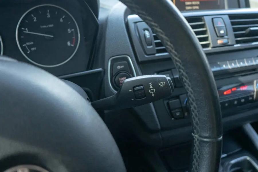 Black BMW 116 2012 in Grobiņa, with an engine capacity of 1.60 L and mileage of 307 thousand km for 5900 €, photo 20 on AUTOMOTO.COM.LV