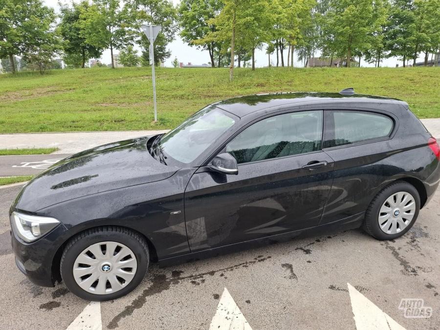 Black BMW 116 2012 in Jonava, with an engine capacity of 2.00 L and mileage of 323 thousand km for 4250 €, photo 4 on AUTOMOTO.COM.LV