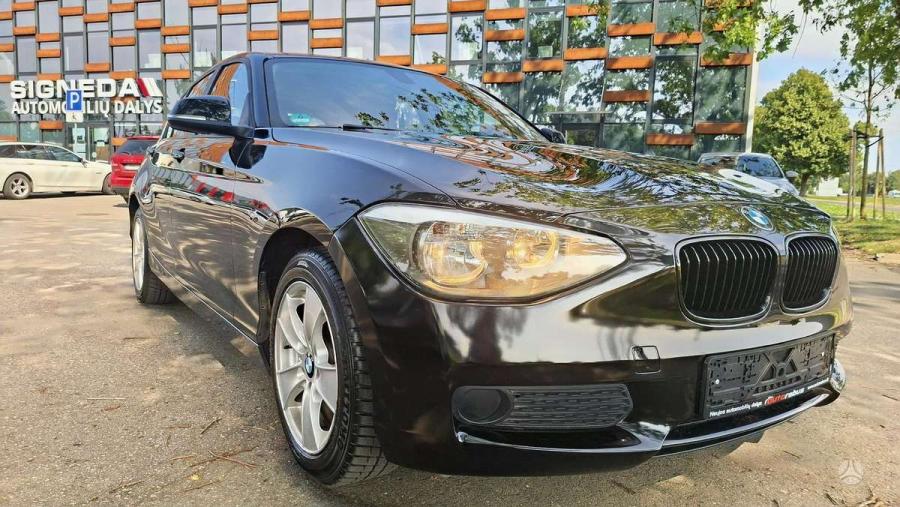 Black BMW 116 2012 in Kaunas, with an engine capacity of 2.00 L and mileage of 211 thousand km for 5200 €, photo 1 on AUTOMOTO.COM.LV