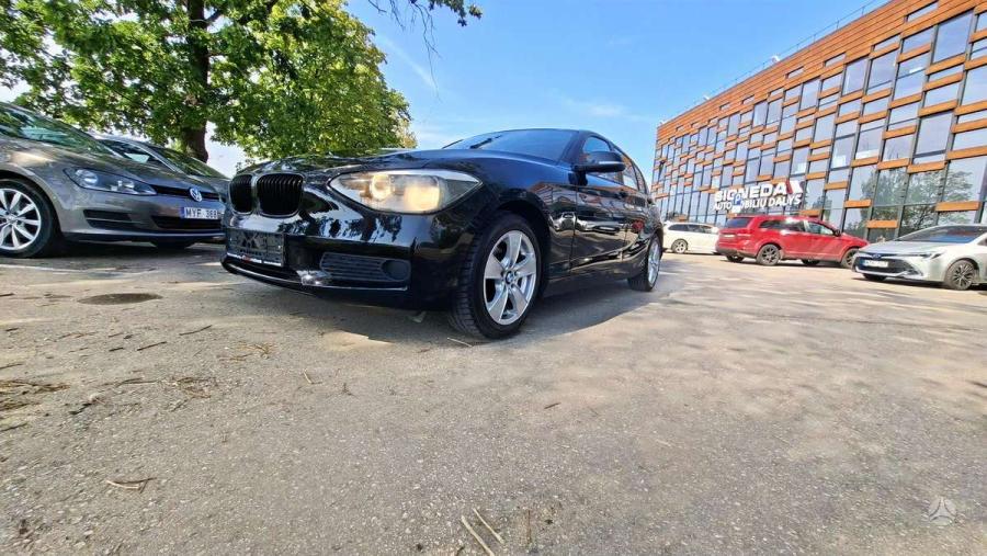 Black BMW 116 2012 in Kaunas, with an engine capacity of 2.00 L and mileage of 211 thousand km for 5200 €, photo 4 on AUTOMOTO.COM.LV