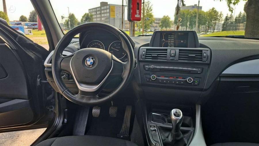 Black BMW 116 2012 in Kaunas, with an engine capacity of 2.00 L and mileage of 211 thousand km for 5200 €, photo 20 on AUTOMOTO.COM.LV
