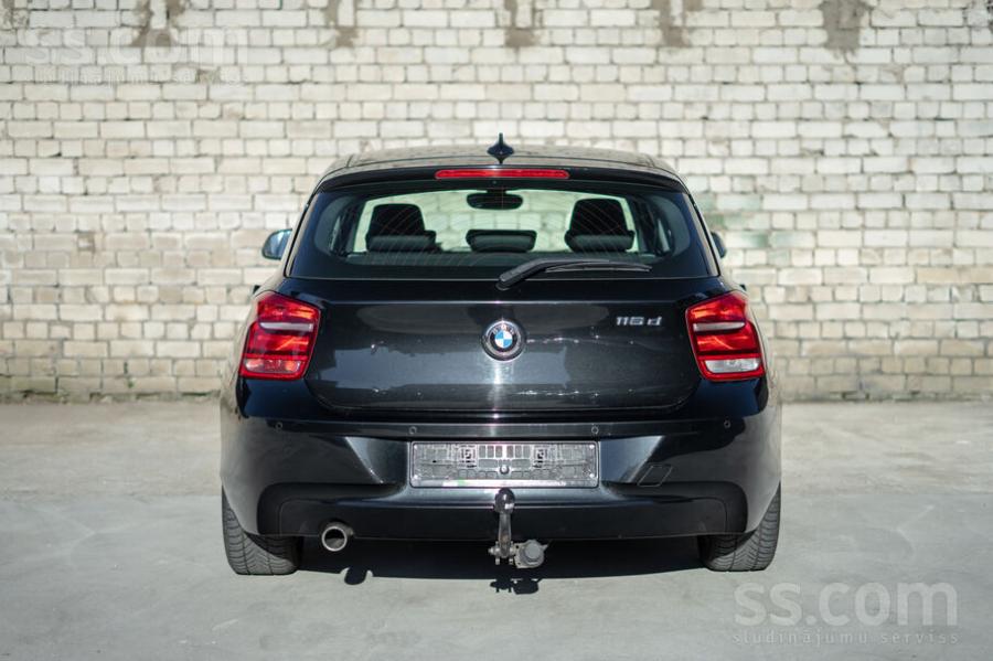 Black BMW 116 2012 in Liepaja, with an engine capacity of 1.60 L and mileage of 307 thousand km for 5900 €, photo 6 on AUTOMOTO.COM.LV