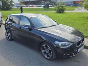 Melns BMW 116 2012 Viļņa, ar dzinēja tilpumu 2.00 L un nobraukumu 151 tūkst. km par 2000 €, foto  vietnē AUTOMOTO.COM.LV