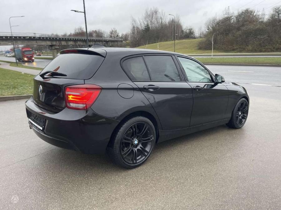 Black BMW 116 2013 in Kaunas, with an engine capacity of 2.00 L and mileage of 268 thousand km for 5950 €, photo 10 on AUTOMOTO.COM.LV