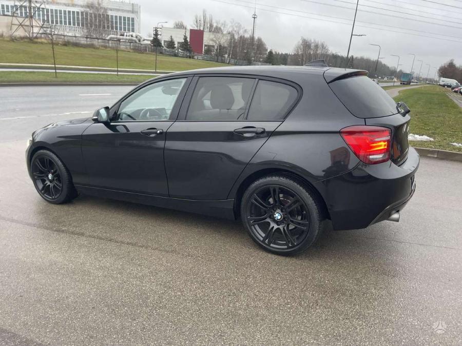Black BMW 116 2013 in Kaunas, with an engine capacity of 2.00 L and mileage of 268 thousand km for 5950 €, photo 15 on AUTOMOTO.COM.LV