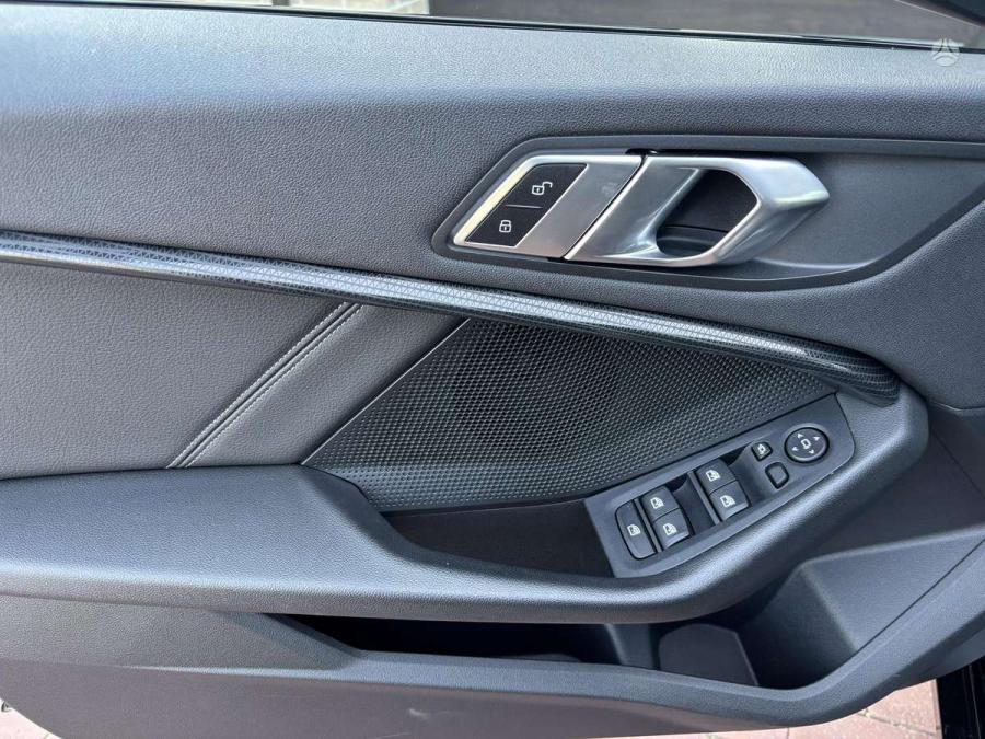 Melns BMW 116 2020 Panevēža, ar dzinēja tilpumu 1.50 L un nobraukumu 130 tūkst. km par 13400 €, foto 20 vietnē AUTOMOTO.COM.LV