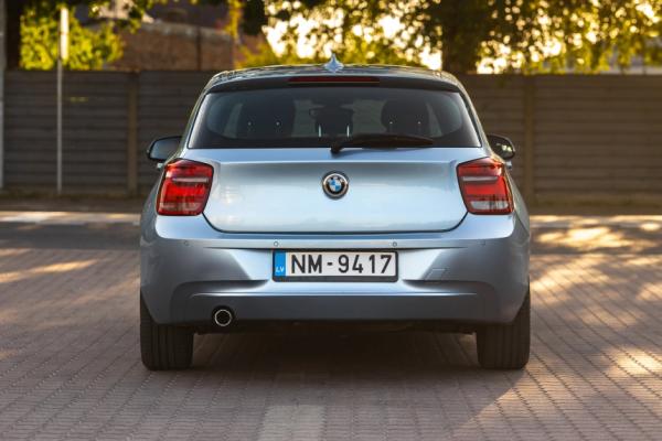 Blue BMW 116 2015 in Riga, with an engine capacity of 1.60 L and mileage of 179 thousand km for 7990 €, photo 6 on AUTOMOTO.COM.LV