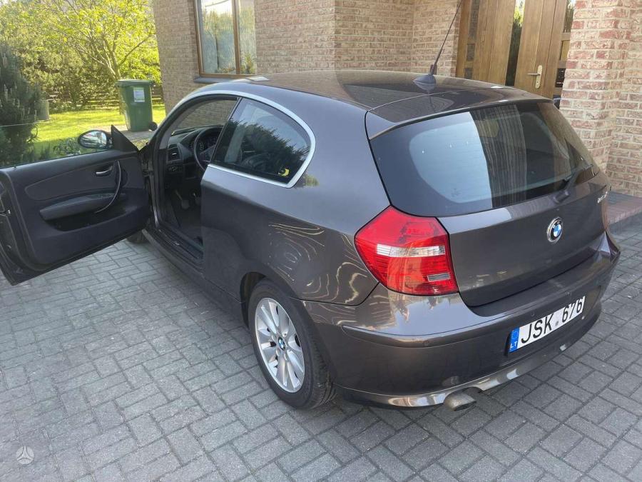 Brown BMW 116 2009 in Kaunas, with an engine capacity of 2.00 L and mileage of 276 thousand km for 2990 €, photo 7 on AUTOMOTO.COM.LV