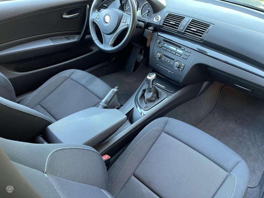 Brown BMW 116 2009 in Kaunas, with an engine capacity of 2.00 L and mileage of 276 thousand km for 2990 €, photo 13 on AUTOMOTO.COM.LV