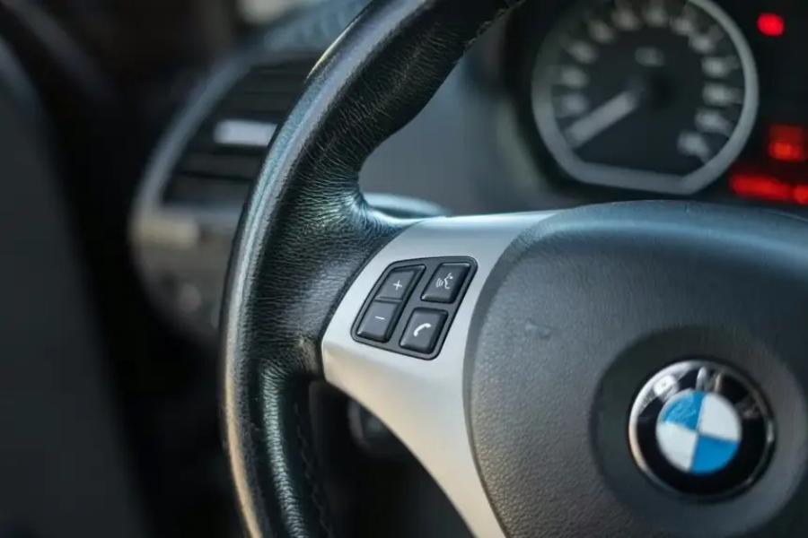 Grey BMW 116 2006 in Liepaja, with an engine capacity of 1.60 L and mileage of 164 thousand km for 3500 €, photo 19 on AUTOMOTO.COM.LV