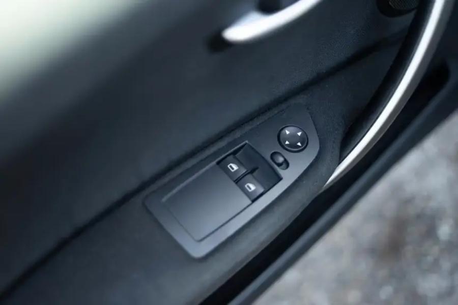 Grey BMW 116 2006 in Liepaja, with an engine capacity of 1.60 L and mileage of 164 thousand km for 3500 €, photo 21 on AUTOMOTO.COM.LV