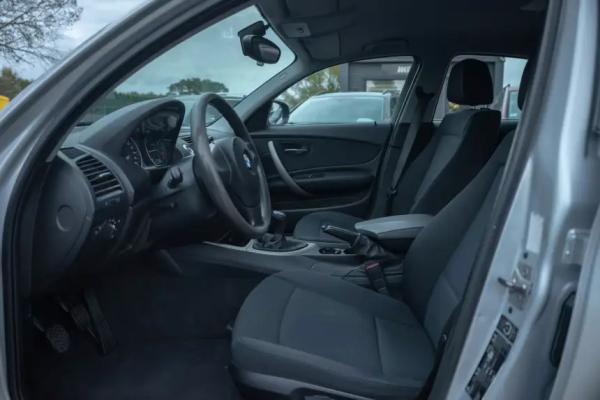 Pelēks BMW 116 2010 Liepāja, ar dzinēja tilpumu 2.00 L un nobraukumu 217 tūkst. km par 4500 €, foto 6 vietnē AUTOMOTO.COM.LV