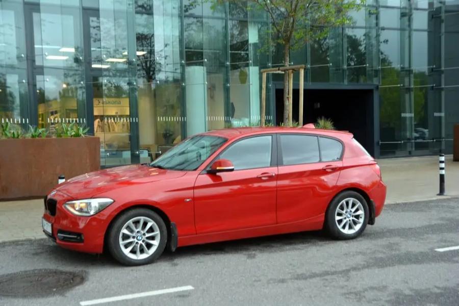 Red BMW 116 2012 in Riga, with an engine capacity of 1.60 L and mileage of 196 thousand km for 5700 €, photo 3 on AUTOMOTO.COM.LV