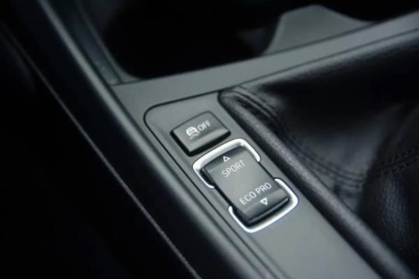 Red BMW 116 2012 in Riga, with an engine capacity of 1.60 L and mileage of 196 thousand km for 5700 €, photo 8 on AUTOMOTO.COM.LV