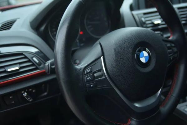 Red BMW 116 2012 in Riga, with an engine capacity of 1.60 L and mileage of 196 thousand km for 5700 €, photo 10 on AUTOMOTO.COM.LV