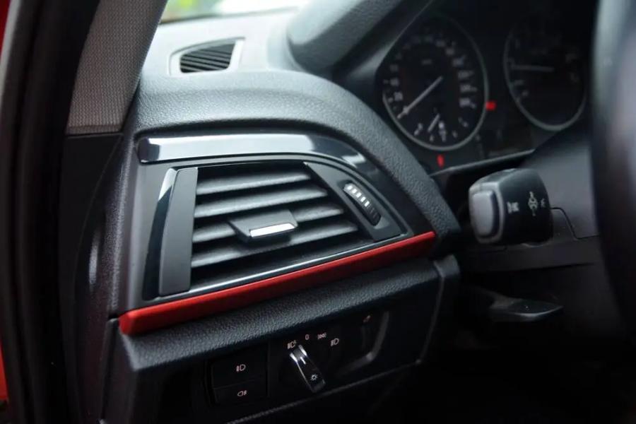 Red BMW 116 2012 in Riga, with an engine capacity of 1.60 L and mileage of 196 thousand km for 5700 €, photo 12 on AUTOMOTO.COM.LV