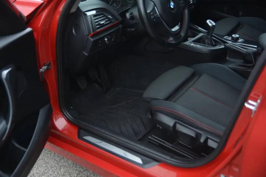 Red BMW 116 2012 in Riga, with an engine capacity of 1.60 L and mileage of 196 thousand km for 5700 €, photo 13 on AUTOMOTO.COM.LV