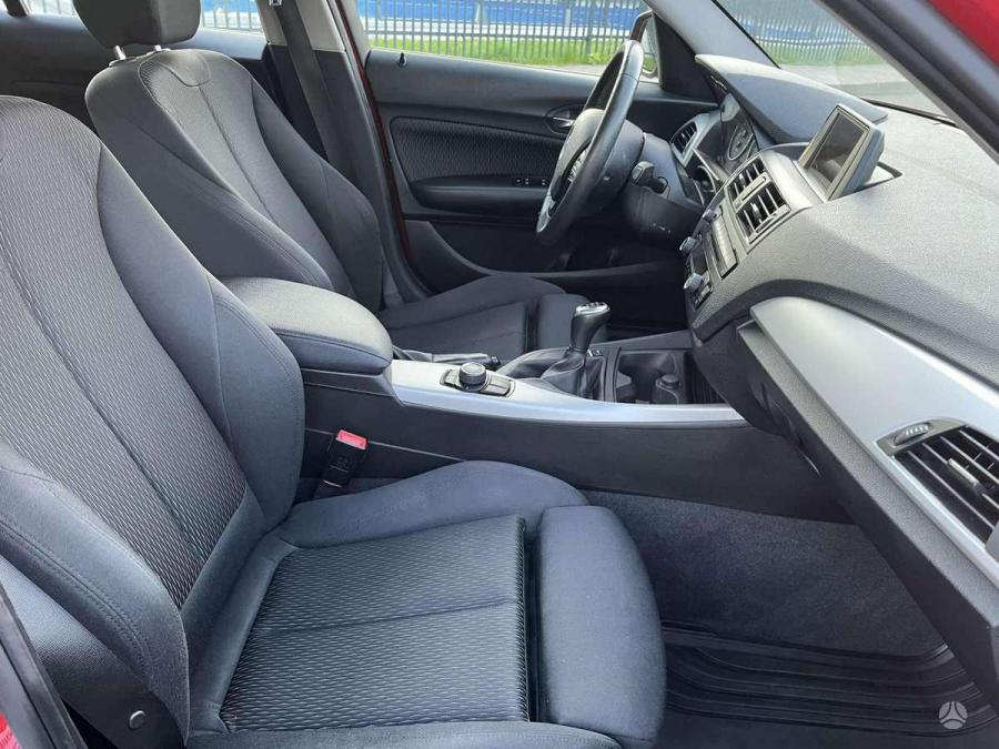 Red BMW 116 2012 in Jonava, with an engine capacity of 2.00 L and mileage of 233 thousand km for 4900 €, photo 14 on AUTOMOTO.COM.LV
