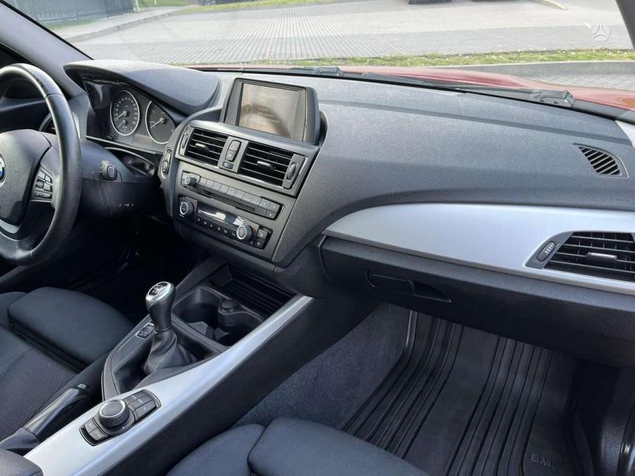 Red BMW 116 2012 in Jonava, with an engine capacity of 2.00 L and mileage of 233 thousand km for 4900 €, photo 15 on AUTOMOTO.COM.LV