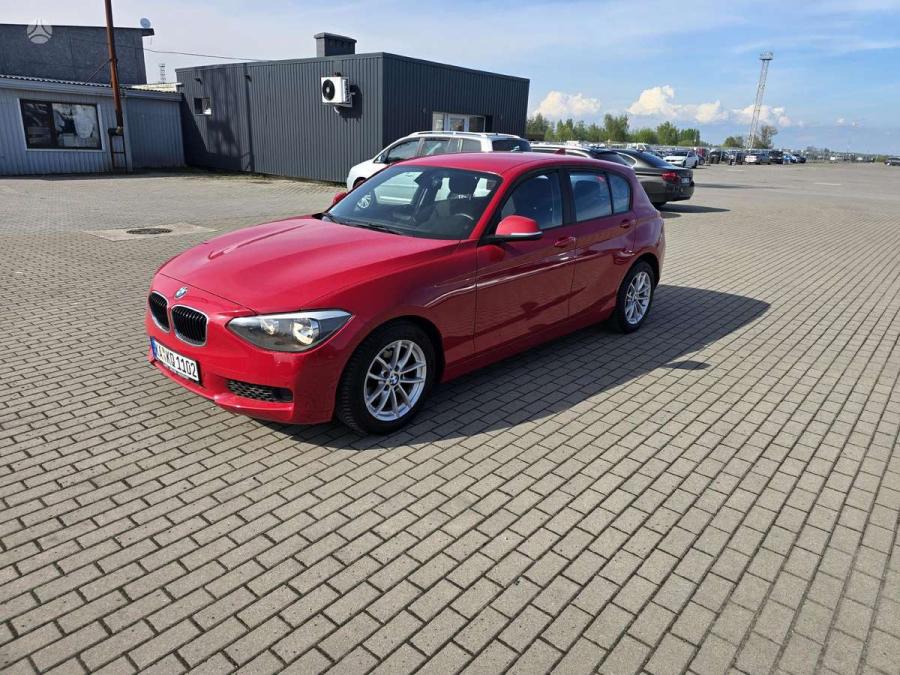 Red BMW 116 2013 in Marijampole, with an engine capacity of 1.60 L and mileage of 180 thousand km for 5600 €, photo 3 on AUTOMOTO.COM.LV