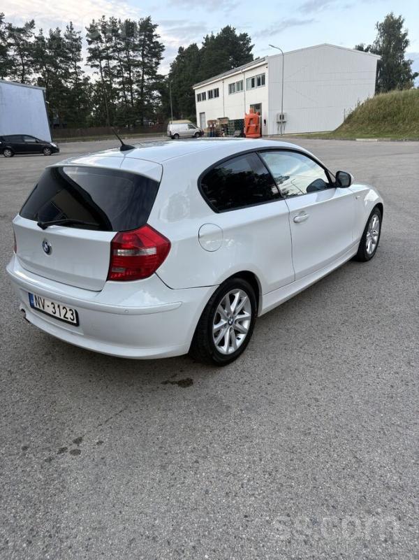 White BMW 116 2009 in Riga, with an engine capacity of 2.00 L and mileage of 287 thousand km for 2950 €, photo 4 on AUTOMOTO.COM.LV