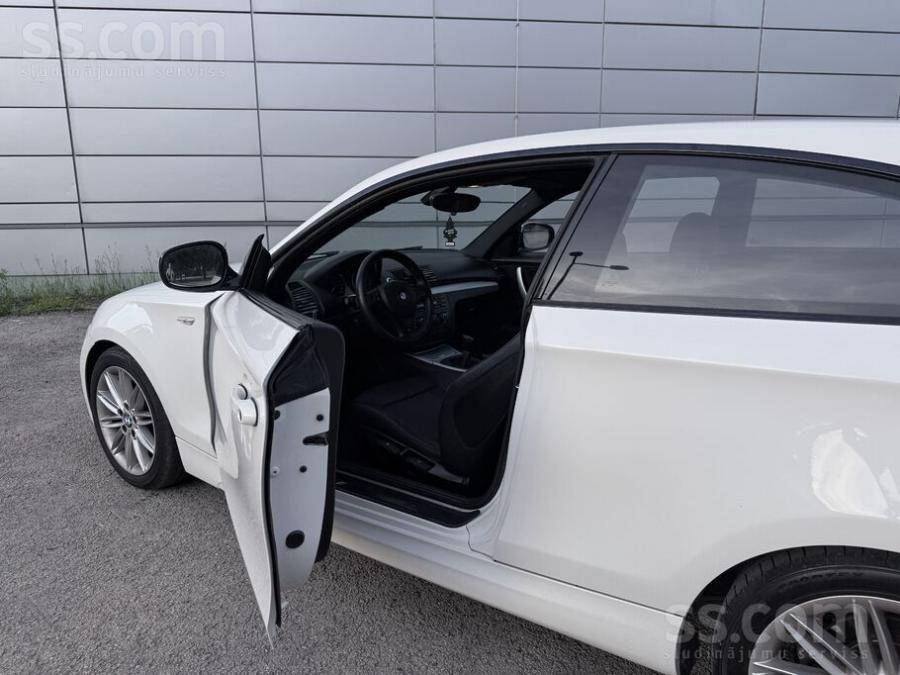 White BMW 116 2010 in Riga, with an engine capacity of 2.00 L and mileage of 337 thousand km for 3700 €, photo 12 on AUTOMOTO.COM.LV