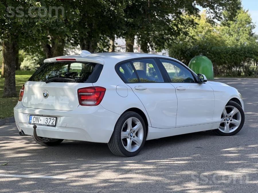 White BMW 116 2011 in Bauska, with an engine capacity of 2.00 L and mileage of 261 thousand km for 4399 €, photo 15 on AUTOMOTO.COM.LV